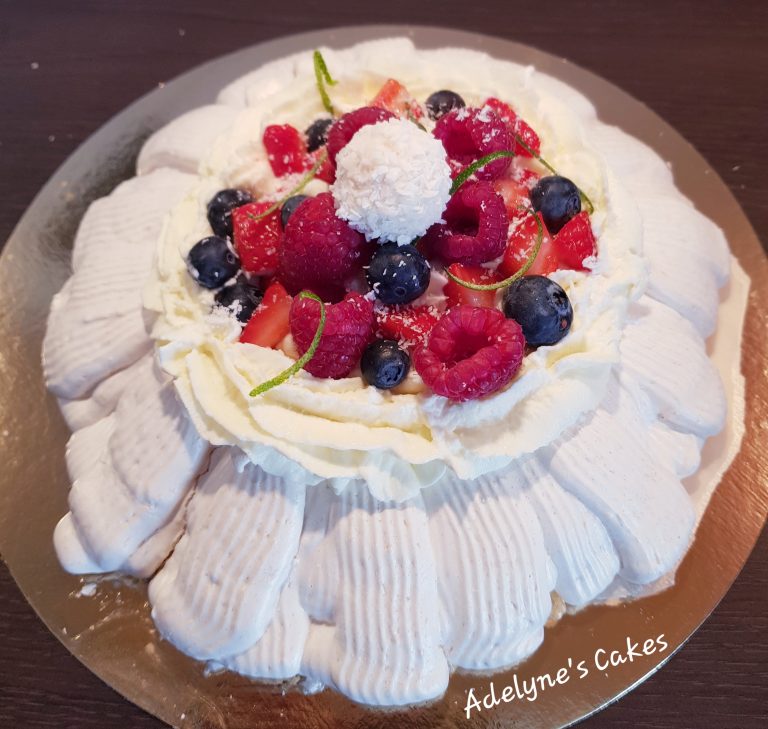 Pavlova fruits rouges coco - Adelyne's Cakes