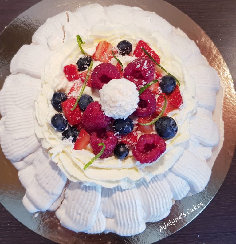 Pavlova fruits rouges coco - Adelyne's Cakes